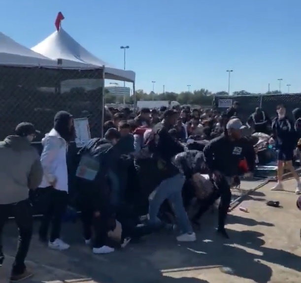 Acht doden na chaos op festival: ‘Mensen dansten op auto’s hulpdiensten’